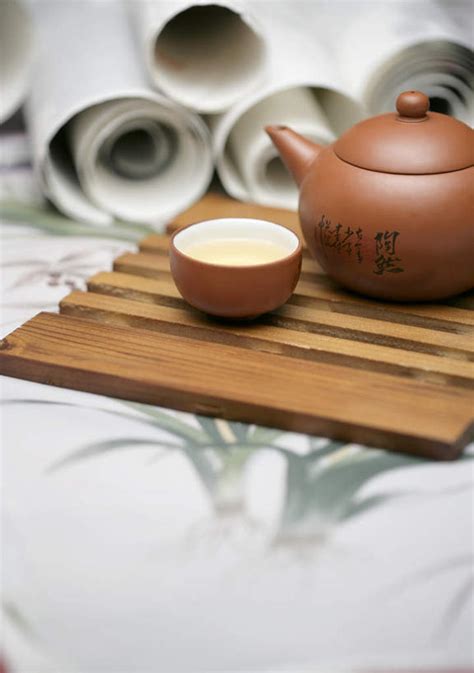 无人竖图俯视室内特写白天绘画幸福茶桌子杯子阴影朦胧模糊艺术反射木制壶影子陶瓷茶叶陶瓷制品古典文化