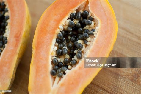 신선한 유기농 잘 익은 파파야 과일은 나무 판에 반으로 자른다 이국적인 과일 건강한 식생활 개념 가까운에 대한 스톡 사진 및 기타 이미지 Istock