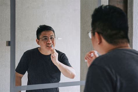 일상적인 아침에 화장실에서 이빨을 닦는 아시아 중국 중년 성인 남성 45 49세에 대한 스톡 사진 및 기타 이미지 45 49세 가정 생활 가정의 방 Istock