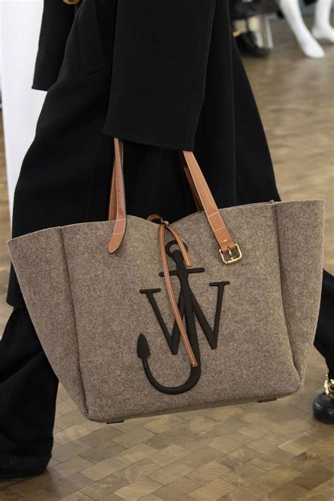 Джонатан Андерсон создал самые классные сумки для похода за продуктами ...