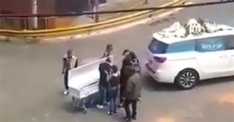 비디오 공공 도로 한가운데서 그들은 관을 열고 Medellín에서 전단지와 화약으로 죽은 사람을 발사합니다 Infobae