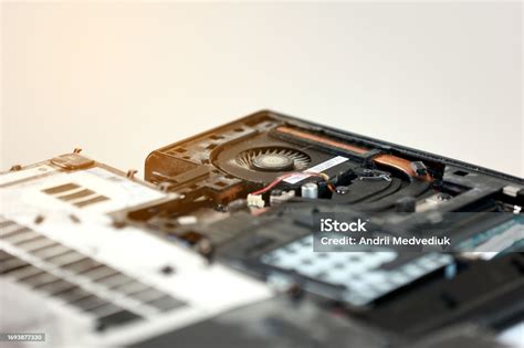 노트북 수리 수리공은 냉각 팬을 잡고 과열로 인한 수리를 합니다 컴퓨터 분해 교체 노트북의 먼지 및 오물 냉각 시스템 청소 전문 전자기기 서비스 0명에 대한 스톡 사진 및