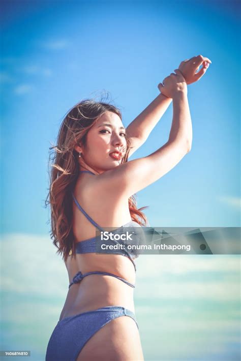 젊은 여성 사이트를 즐기고 열대 해변 여름 휴가 및 여행 컨셉에서 휴식을 취하십시오 20 24세에 대한 스톡 사진 및 기타 이미지 20 24세 건강한 생활방식 고독