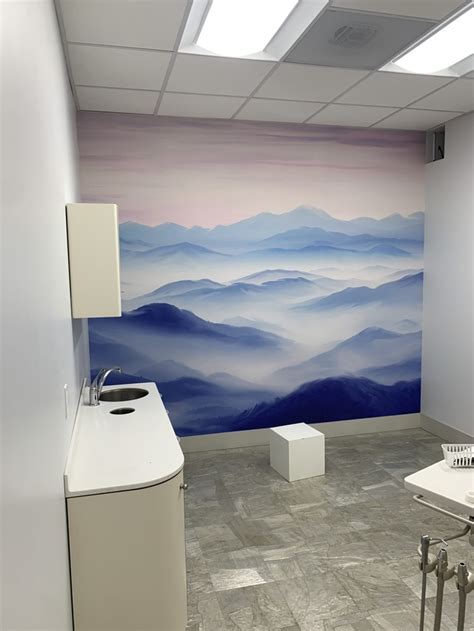 Фотошпалери Великі ніжні білі та рожеві квіти півонії з мякими пухнастими пелюстками на