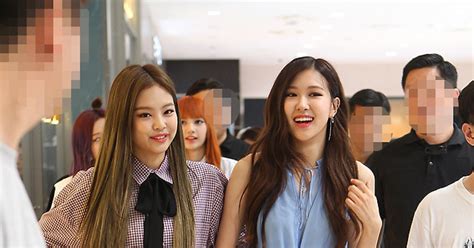 [포토엔hd]블랙핑크 제니 로제 모든 사람의 시선을 빼앗는 바비 인형들