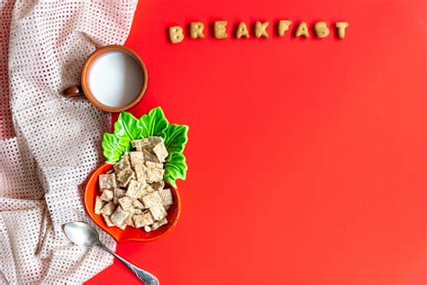 빨간색 배경에 있는 그릇과 우유 컵에서 옥수수 조각 시리얼 아침 식사 콘플레이크 평면도가 있는 그릇 아침 식사를 위한 통 곡물 시리얼 갈색에 대한 스톡 사진 및 기타 이미지