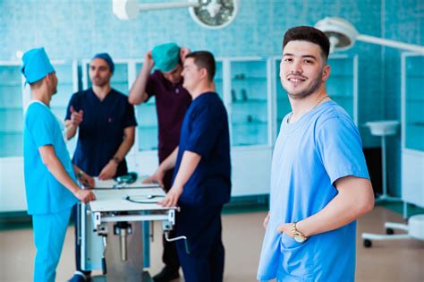 성공적인 전문 의사의 초상화 의료 학부의 직원 다국적 사람들 의사 간호사 및 외과 의사 외과 실에서 의과 대학의 졸업생의 그룹 건강 진단에 대한 스톡 사진 및 기타 이미지