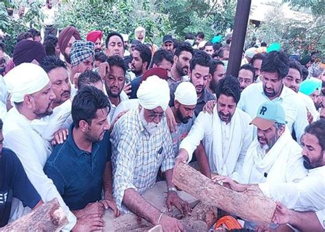 ਅਕਾਲੀ ਆਗੂ ਵਿੱਕੀ ਮਿੱਡੂਖੇੜਾ ਨੂੰ ਨਮ ਅੱਖਾਂ ਨਾਲ ਦਿੱਤੀ ਅੰਤਿਮ ਵਿਦਾਈ ਵੱਡੇ ਭਰਾ ਨੇ ਚਿਖ਼ਾ ਨੂੰ ਦਿੱਤੀ ਅਗਨੀ