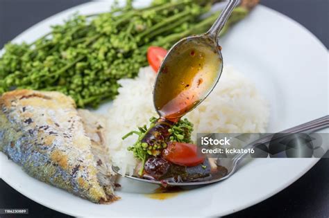 생선 구이와 달콤한 소스와 님 타마린드 스위트 Amp 사워 딥 또는 삶은 님을 곁들인 타이 디핑 소스 님은 쓴 맛이 나는 태국 허브입니다 건강한 생활방식에 대한 스톡 사진