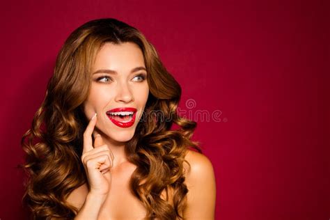 Ritratto Ravvicinato Di Lei Bella Ragazza Dai Capelli D Onda Affascinante E Scintillante Che