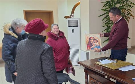 Кметът на Радомир Кирил Стоев получи подарък в първия си официален