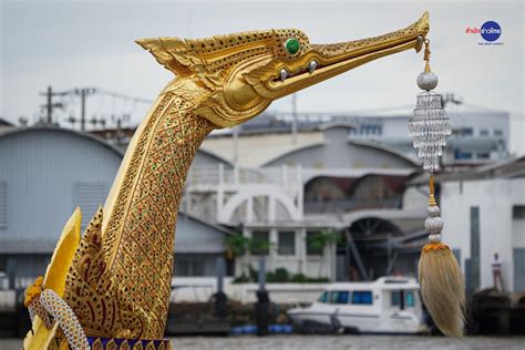 สำนักข่าวไทย ประชาชนร่วมชมการแสดงสาธิตการเห่เรือเฉลิมพระเกียรติ แบบผูกทุ่น ซึ่งกองทัพเรือ