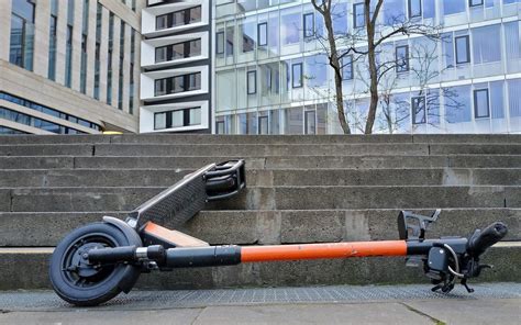 Lawmakers Reluctant To Address Growing E Scooter Problem Hungary Today