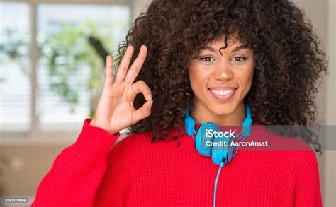 손과 손가락으로 Ok 사인을 하 고 긍정적인 미소 헤드폰을 착용 하는 아프리카계 미국인 여자 성공적인 식입니다 검은색에 대한 스톡 사진 및 기타 이미지 Istock