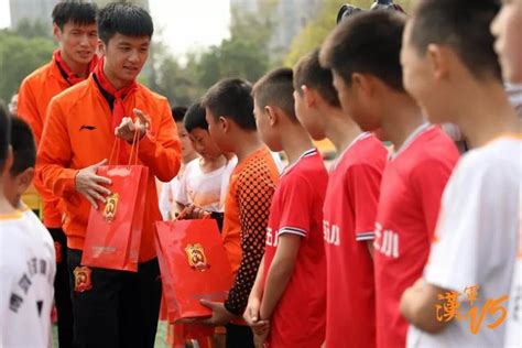 漢軍v5｜李鐵率卓爾將帥進校園 用足球對話小小少年 每日頭條
