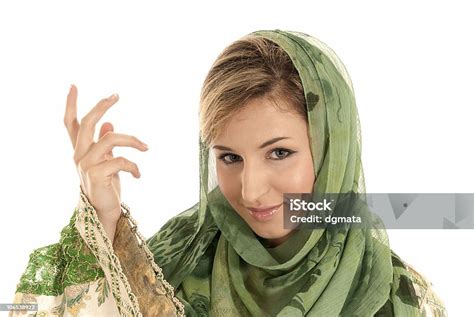 젊은 아랍인 면사포 가진 여자 클로즈업 인물 사진 흰색 바탕에 그림자와 가리기에 대한 스톡 사진 및 기타 이미지 가리기