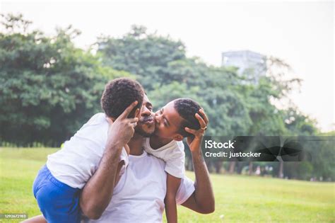 공원에서 캐주얼 키스 아빠에 아프리카 귀여운 어린 소년 행복한 아프리카 계 미국인 아버지는 아들 즐거운 흑인 가족 개념과 야외에서 놀고 있습니다 2 3 살에 대한 스톡 사진