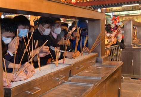 黄大仙祠首批善信子时抢插头炷香 疫情过后新一年大喊身体健康呀 星岛日报