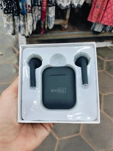 ផ្សារលើធំថ្មីខេត្តសៀមរាប កាស Bluetooth មានស្តុកពីរពណ៌ ខ្មៅ សរ 1