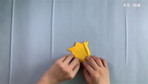 圣诞铃铛的折法 圣诞铃铛折纸的折法 天奇生活