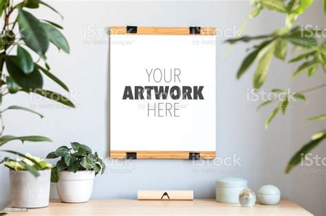 다른 힙스터와 디자인 냄비에 아름다운 식물과 대나무 테이블에 모의 사진 프레임스칸디나비아 객실 인테리어 회색 벽 현대적이고 꽃에 꽃 개념 템플렛 실물 모형에 대한 스톡 사진