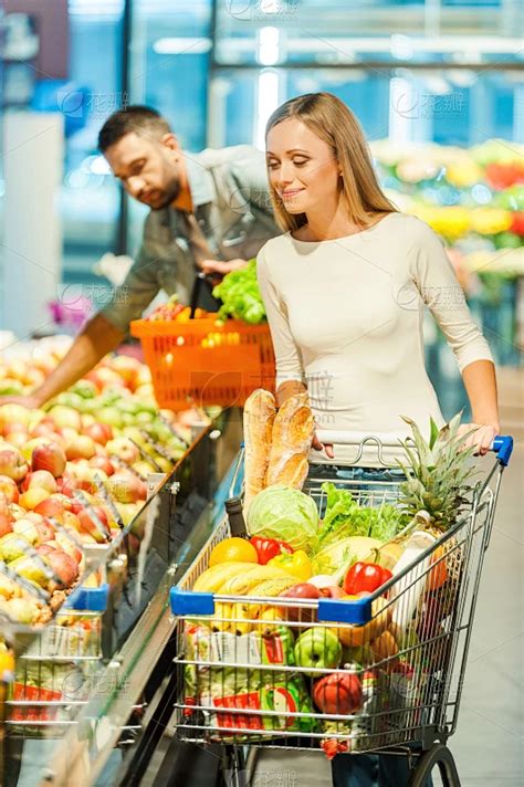 健康食物 垂直画幅 食品杂货 顾客 购物车 商店 仅成年人 长发 青年人素材 花瓣网