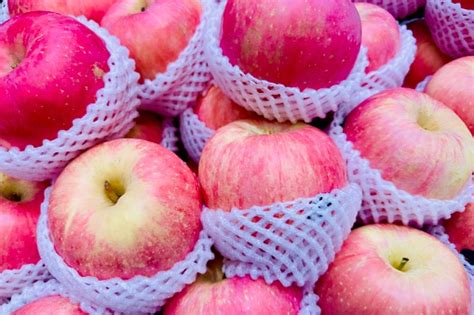 신선하게 익은 빨간 사과를 배경으로 합니다 천연 사과의 평면도 0명에 대한 스톡 사진 및 기타 이미지 0명 가을 개체 그룹 Istock