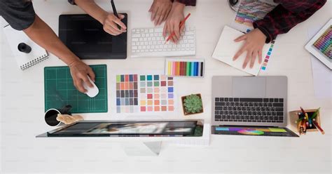 사무실에서 컴퓨터로 작업하는 그래픽 디자이너 팀아이디어 크리에이티브 직업 디자인 스튜디오 상위 뷰가 있는 아티스트 작업장 사진 Unsplash의 사무실 이미지