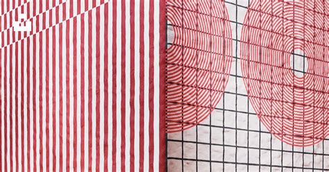 빨간색과 흰색 체크 무늬 직물 사진 Unsplash의 무료 밀라노 이미지