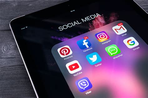 소셜 미디어 페이 스 북 인 스타 그램 트위터 Snapchat 응용 프로그램 화면에 아이콘으로 검은 나무 테이블에는 애플 Ipad 태블릿 컴퓨터 라이프 스타일입니다 소셜