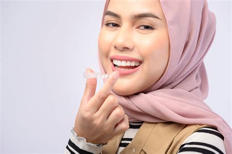 스튜디오 치과 건강 관리 및 교정 개념에서 눈에 띄지 않는 중괄호를 들고있는 젊은 무슬림 여성 30 34세에 대한 스톡 사진 및 기타 이미지 Istock