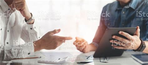사업가 고문 두 명의 비즈니스 사람들이 말하고 사무실에서 태블릿에 대한 투자 및 마케팅을 분석 할 계획 사업가에 대한 스톡 사진