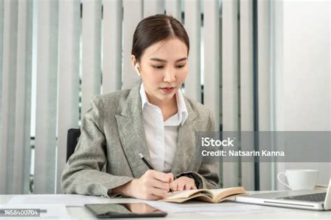 노트북에 메모를 하는 아시아 사업가 문서의 주요 요점에 대한 주요 내용과 세부 사항을 기록 통계 그래프 데이터를 분석하여 조직을 개선하거나 발전시켜 성장 20 24세에 대한