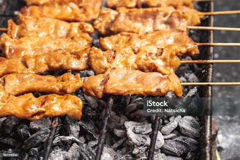 야외 바베 큐 그릴 무 핑 태국 길거리 음식에 지글지글 맛 있는 숯불 구이 돼지고기 꼬치 막대기 갈색에 대한 스톡 사진 및 기타 이미지 Istock