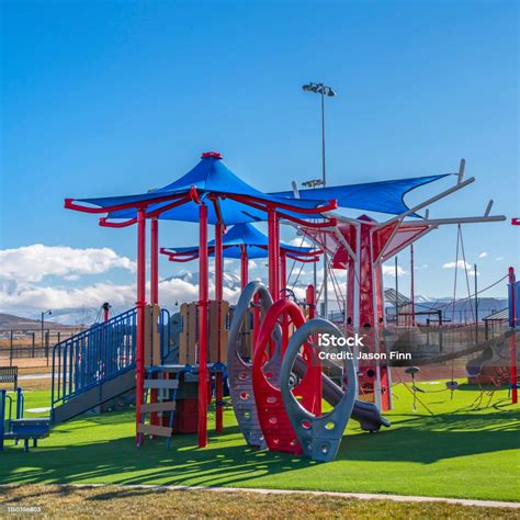 화창한 날에 잔디밭에 그림자를 캐스팅 어린이를 위한 광장 화려한 놀이터 0명에 대한 스톡 사진 및 기타 이미지 0명 낮 등정 Istock