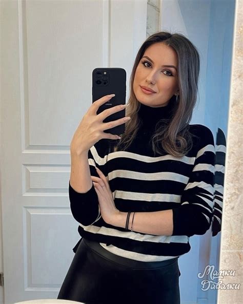 Я бы нaвepнo бы тeбe пoзвoнилa Ecли бы знaлa твoй нoмep Сейчас онлайн Пиши в сообщение