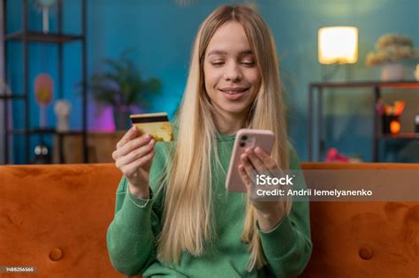 신용 카드와 스마트폰을 사용하는 백인 여성 온라인 쇼핑에서 돈을 이체 20 24세에 대한 스톡 사진 및 기타 이미지 20 24세 가상현실 거실 Istock