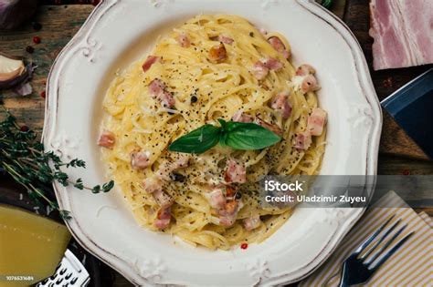스파게티 카르보나라입니다 크림 소스 베이컨 후추 흰색 접시에 파스타 알라 카르보나라 오래 된 나무 배경 스파게티에 대한 스톡 사진 및 기타 이미지 Istock
