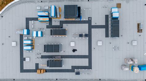 다양한 Hvac 장치 환기 시스템을 갖춘 상업용 건물 옥상의 조감도 평평한 지붕은 대부분 회색이며 검은 색 통로가 있습니다 0명에 대한 스톡 사진 및 기타 이미지 Istock