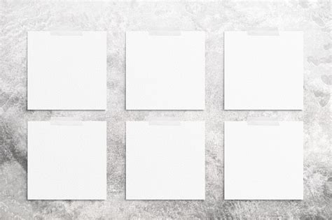 콘크리트 배경에 테이프스카치가 붙어 있는 6개의 흰색 사각형 수채화 시트의 구성 광고 보드 디자인에 대한 벽에 포스터 모형 플랫 레이 상단 뷰 복사 공간 돌 건축자재에 대한