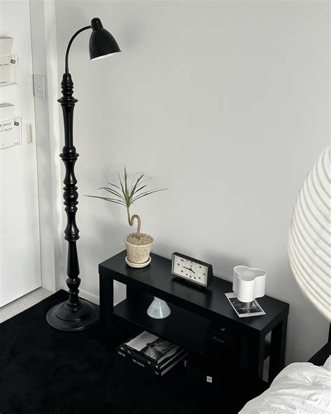 제니홈무드 블랙앤화이트•침실인테리어•데스크테리어 잘 모르시겠지만 여전히 조금씩 바뀌고 있는 집 🏠 침실인테리어 침실꾸미기 침실스타일링 모노톤인테리어 블랙앤