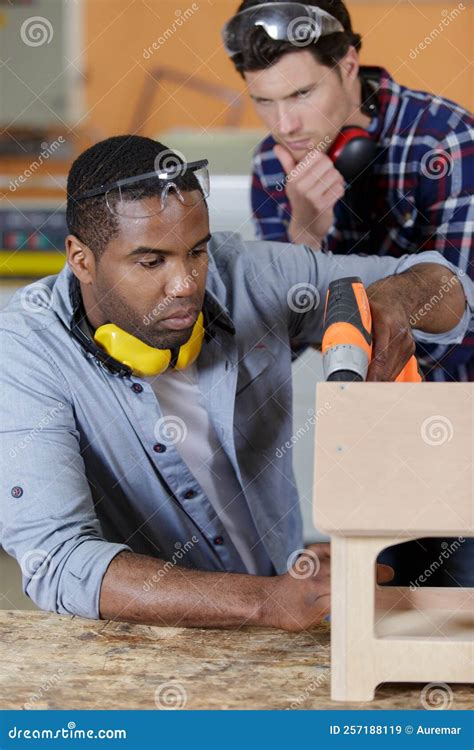 Dos Hombres Perforando Madera Imagen De Archivo Imagen De Casero Sillas