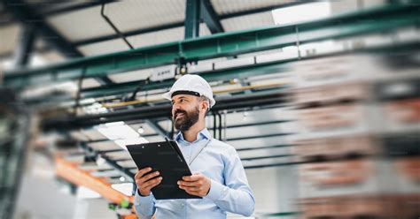 클립보드를 들고 공장에 서 있는 성숙한 산업 엔지니어의 초상화 복사 공간 사진 Unsplash의 사업 이미지