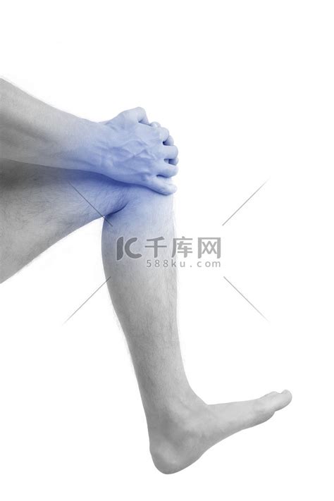 男人抱着他受伤的膝盖。高清摄影大图 千库网