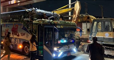 遊覽車撞涵洞釀1死14傷公路局曝：肇事司機6年3違規 新車上路不到3年「車頭慘削一半」 社會 Ctwant