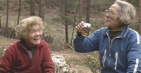 4ページ目 電気も水道もない山奥で暮らす老夫婦が、テレビクルーを大いに焦らせた出来事 『ふたりの桃源郷』 特集 本の話