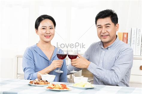 테이블에서 마시는 커플 사진 무료 다운로드 Lovepik