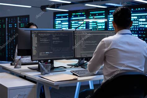 Técnico Que Utiliza La Computadora Para Solucionar Problemas De Hardware Y Software En El Centro