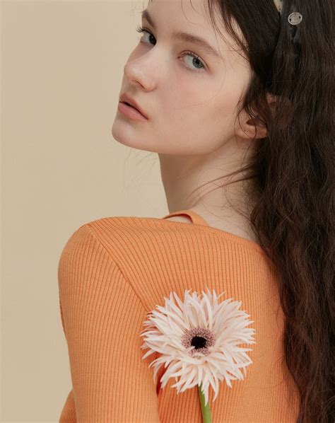 Twee 트위 𝟐𝟒𝐅𝐖 𝐮𝐫𝐛𝐚𝐧 𝐓 𝐖 𝐄 𝐄 디어 레이스 리본 크롭 티셔츠 베이지 Be 블랙 Bk Ff 네크라인 따라 이어진 레이스 배색에 넥라인