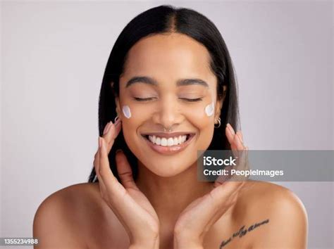분홍색 배경에 그녀의 얼굴에 보습제를 적용 매력적인 젊은 여성의 스튜디오 샷 30 34세에 대한 스톡 사진 및 기타 이미지 30 34세 중년 패션모델 Istock
